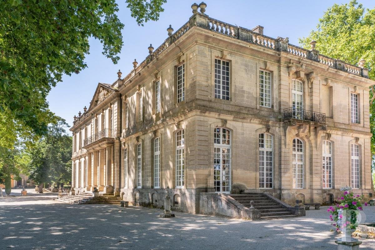 Elegant 18th Century Château With Guest Houses And Water Feature ...