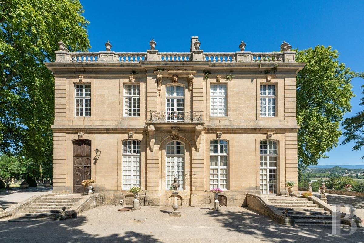 Elegant 18th Century Château With Guest Houses And Water Feature ...