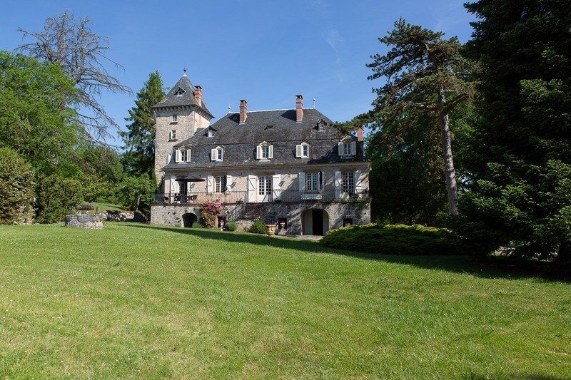 Exceptional 18th Century Château With Panoramic Views - Castle for Sale
