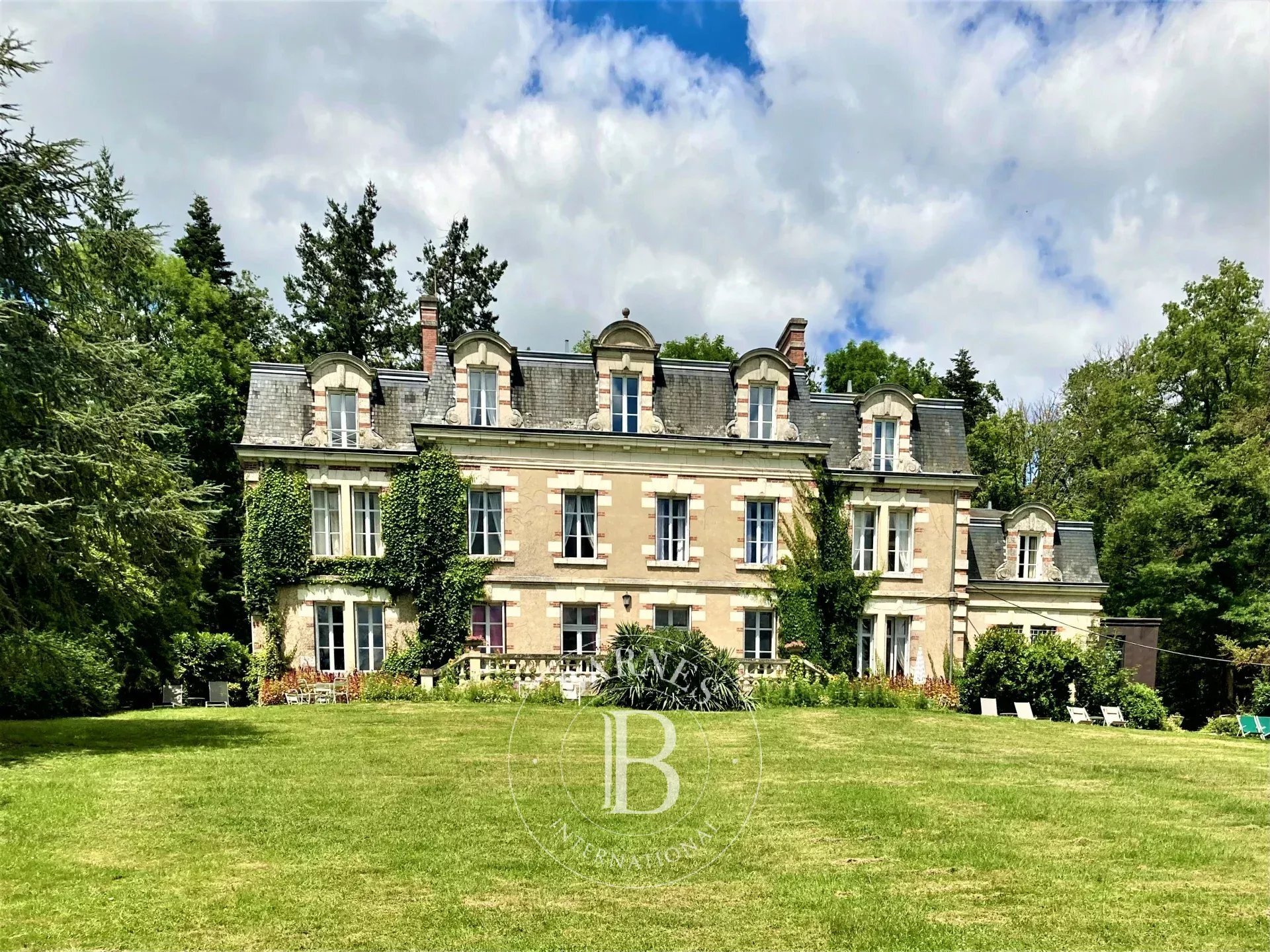 19th Century Castle With Vast Park And Caretaker’s House - Castle for Sale