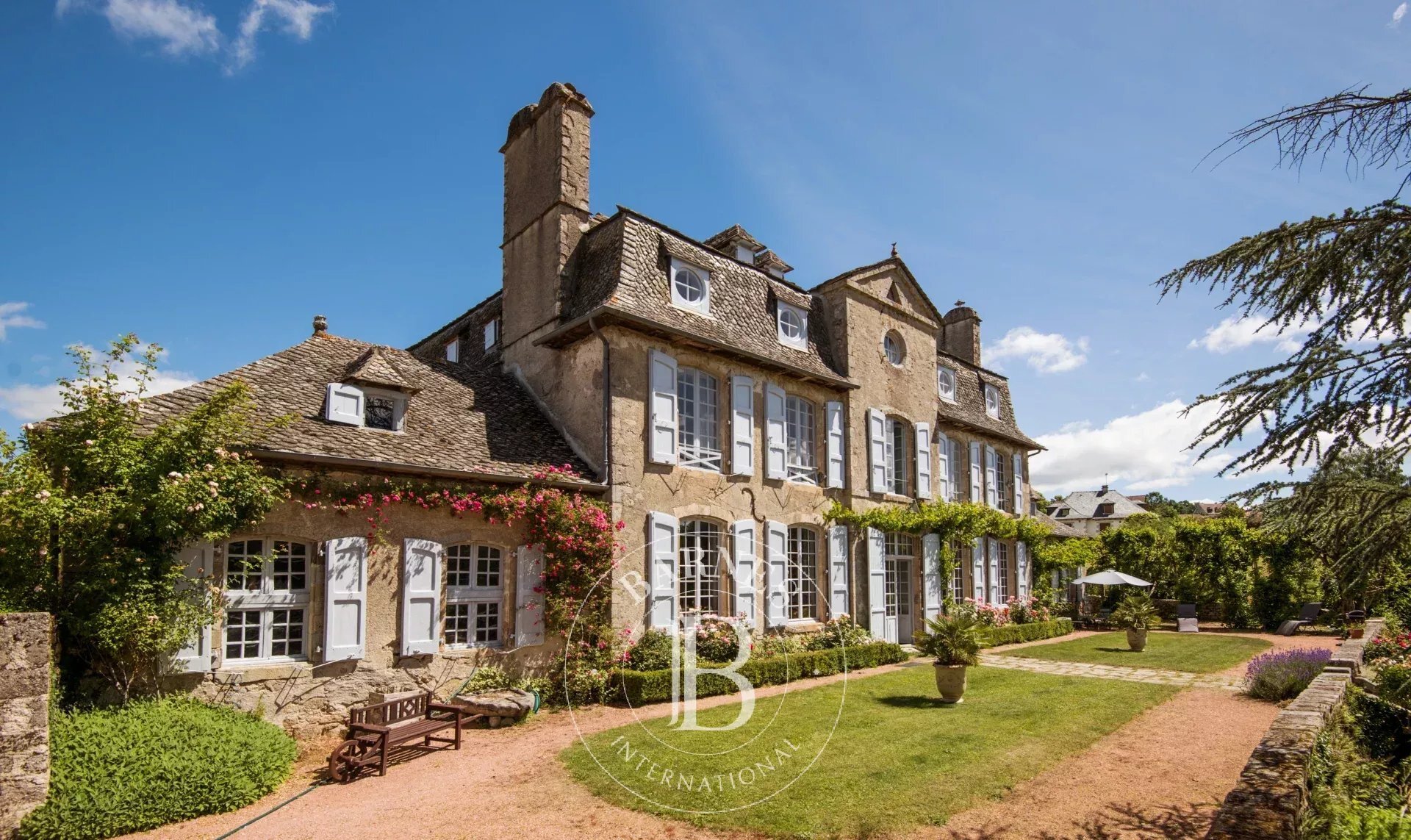 Elegant 18th Century Castle With Landscaped Grounds - Castle for Sale