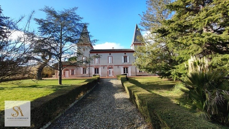 Château With Event Hosting Potential In A Wooded Park - Castle for Sale